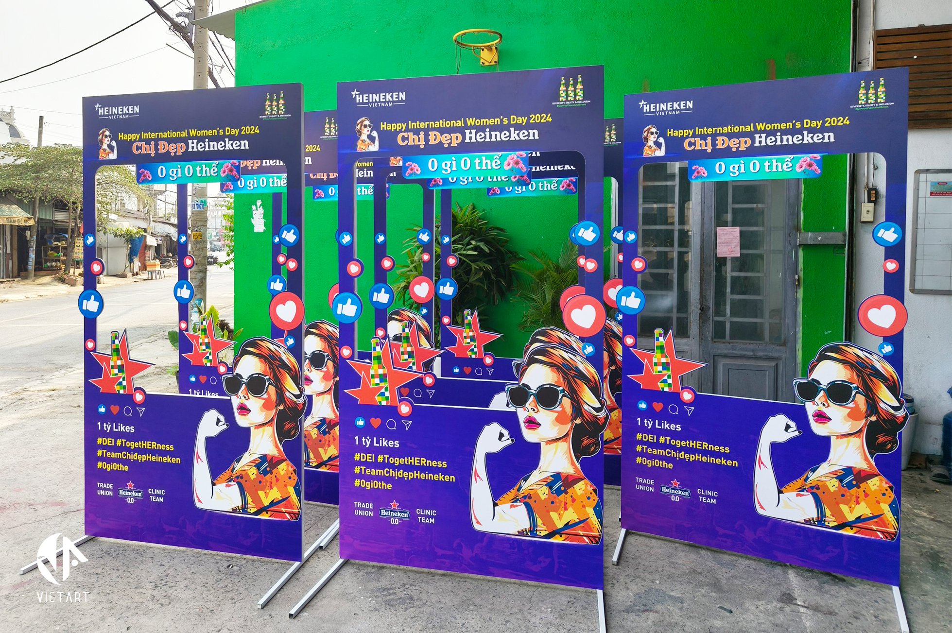 Standee chụp hình